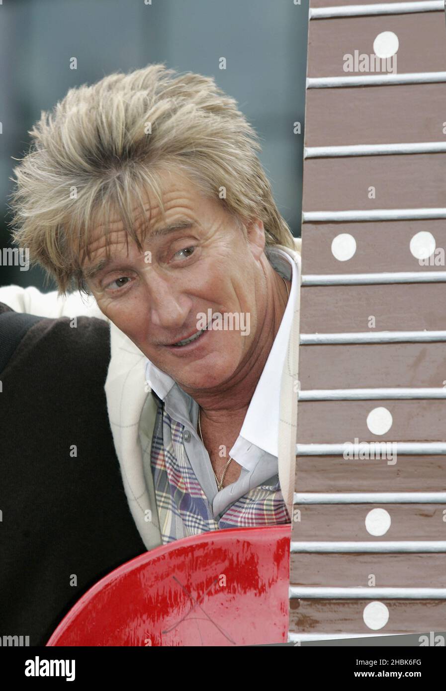 Singer Rod Stewart signs Gibson Guitar replica at Gibson Guitartown ...