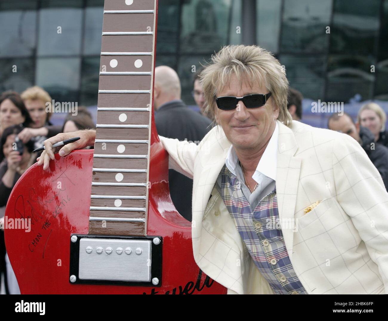 Singer Rod Stewart signs Gibson Guitar replica at Gibson Guitartown ...