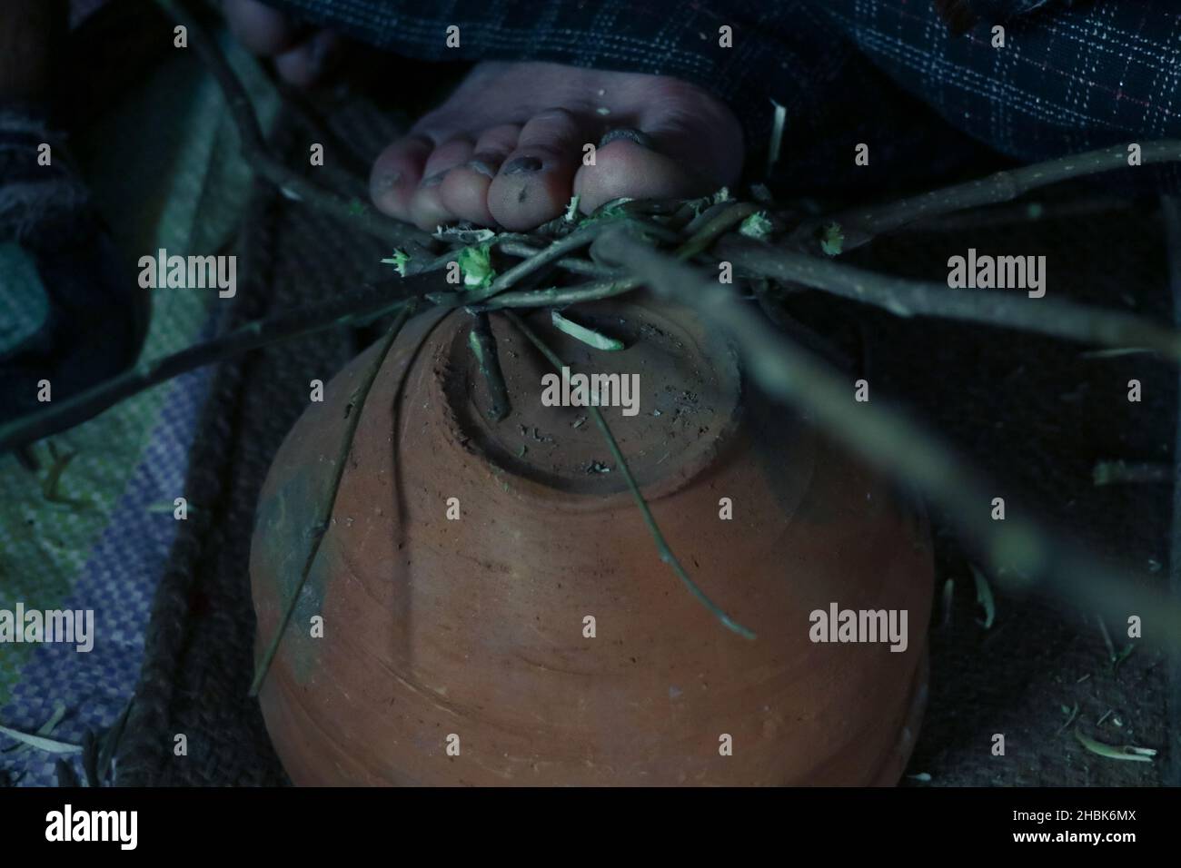 Pulwama, Jammu and Kashmir, India. 20th Dec, 2021. Kashmiri artisans ...