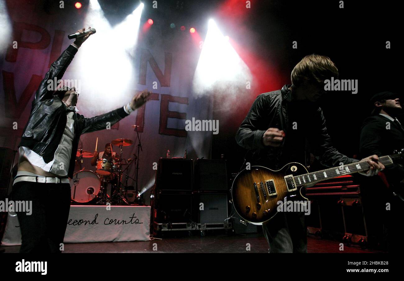 Tom Higgenson and Tim Lopez of Plain White T's in concert at the ...