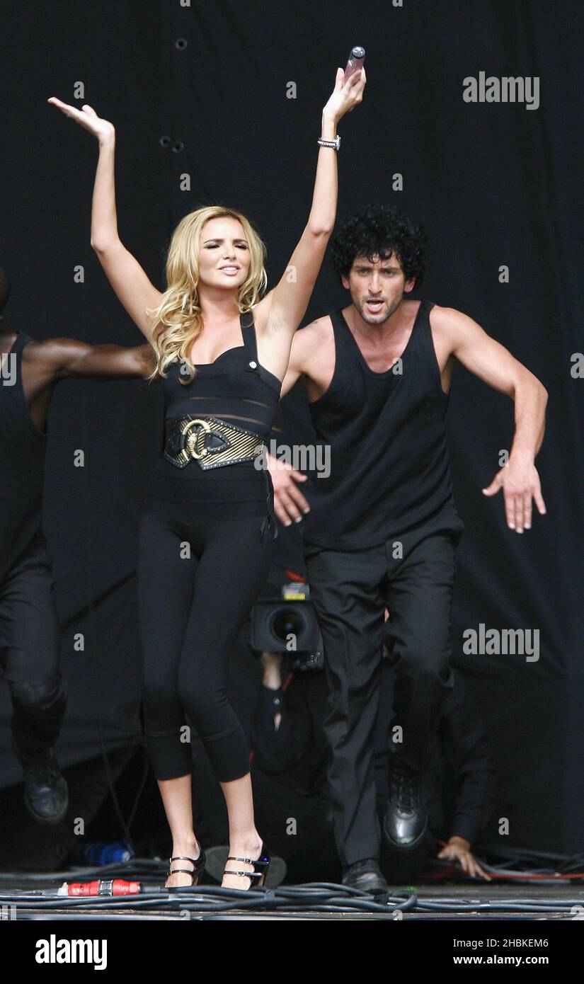 Girls performing v festival hi-res stock photography and images - Alamy