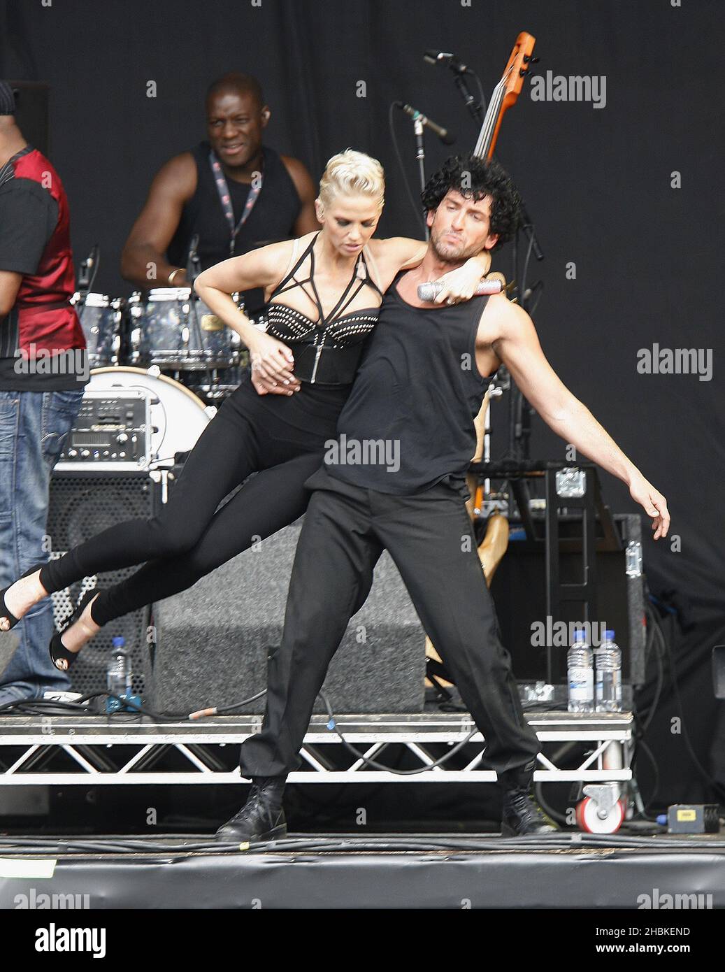 Girls performing v festival hi-res stock photography and images - Alamy