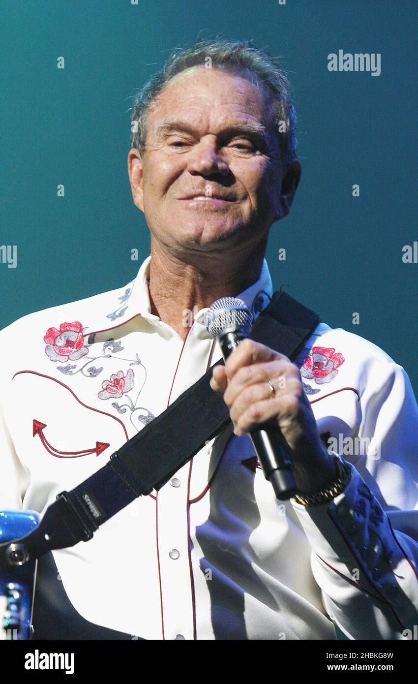 Glen campbell live on stage hi-res stock photography and images - Alamy