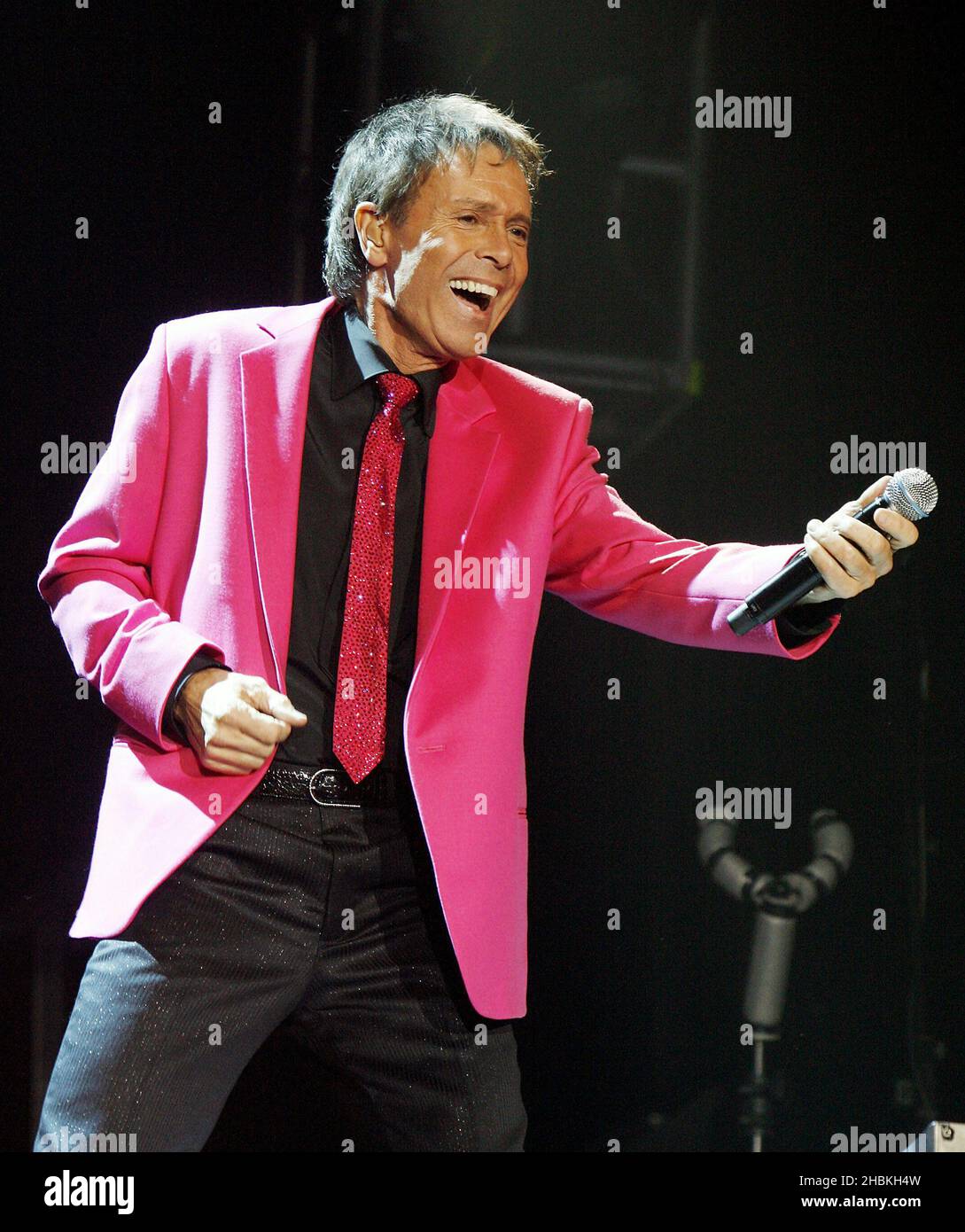 Cliff richard performing hi-res stock photography and images - Alamy