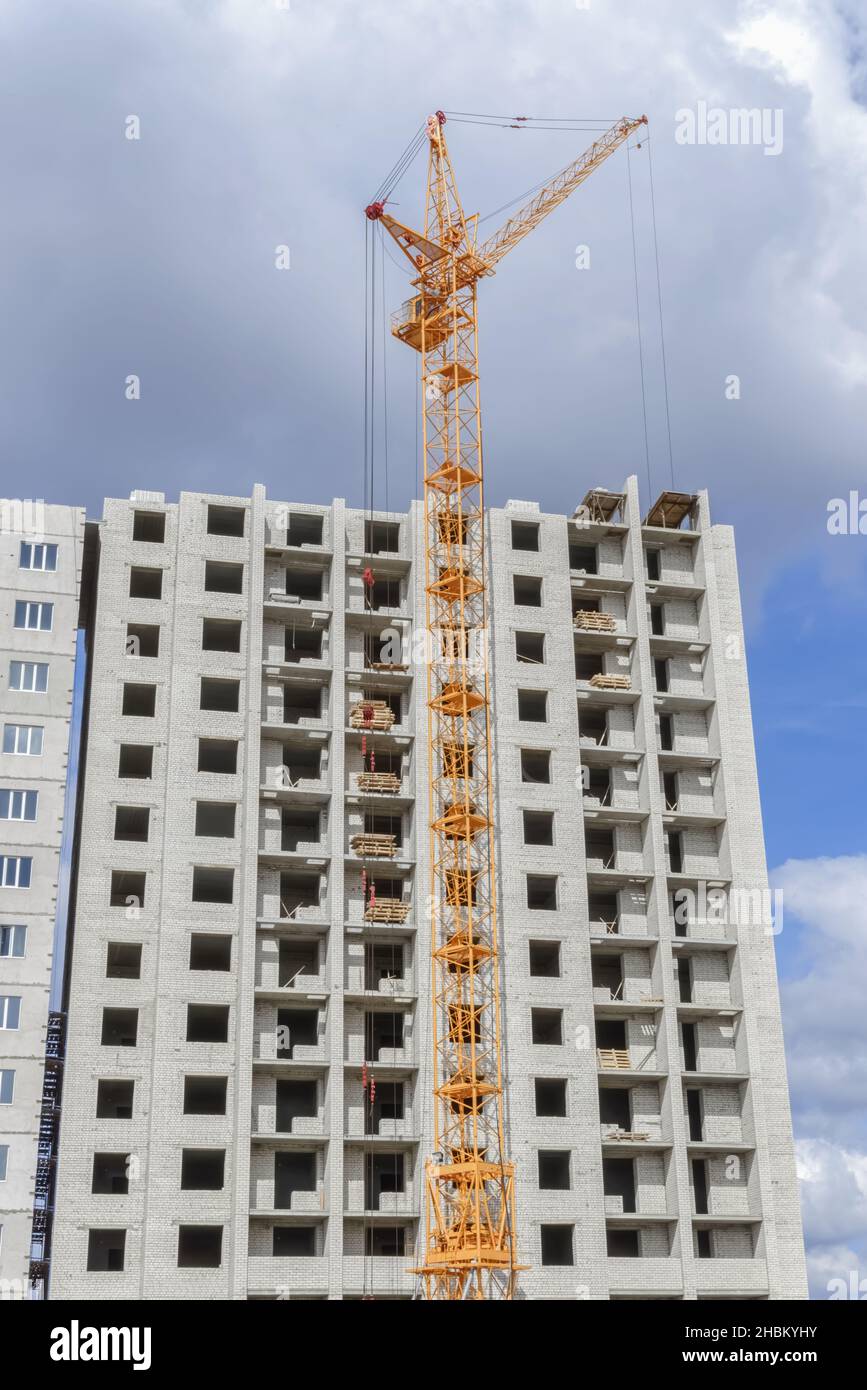 Multi-storey housing and big cranes Stock Photo - Alamy