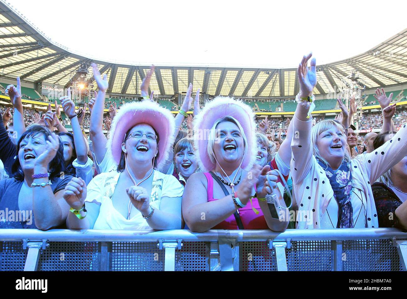 Concert stadium crowd hi-res stock photography and images - Alamy