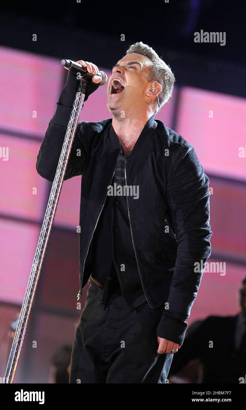 Robbie Williams performs on stage at the Help for Heroes Concert at ...