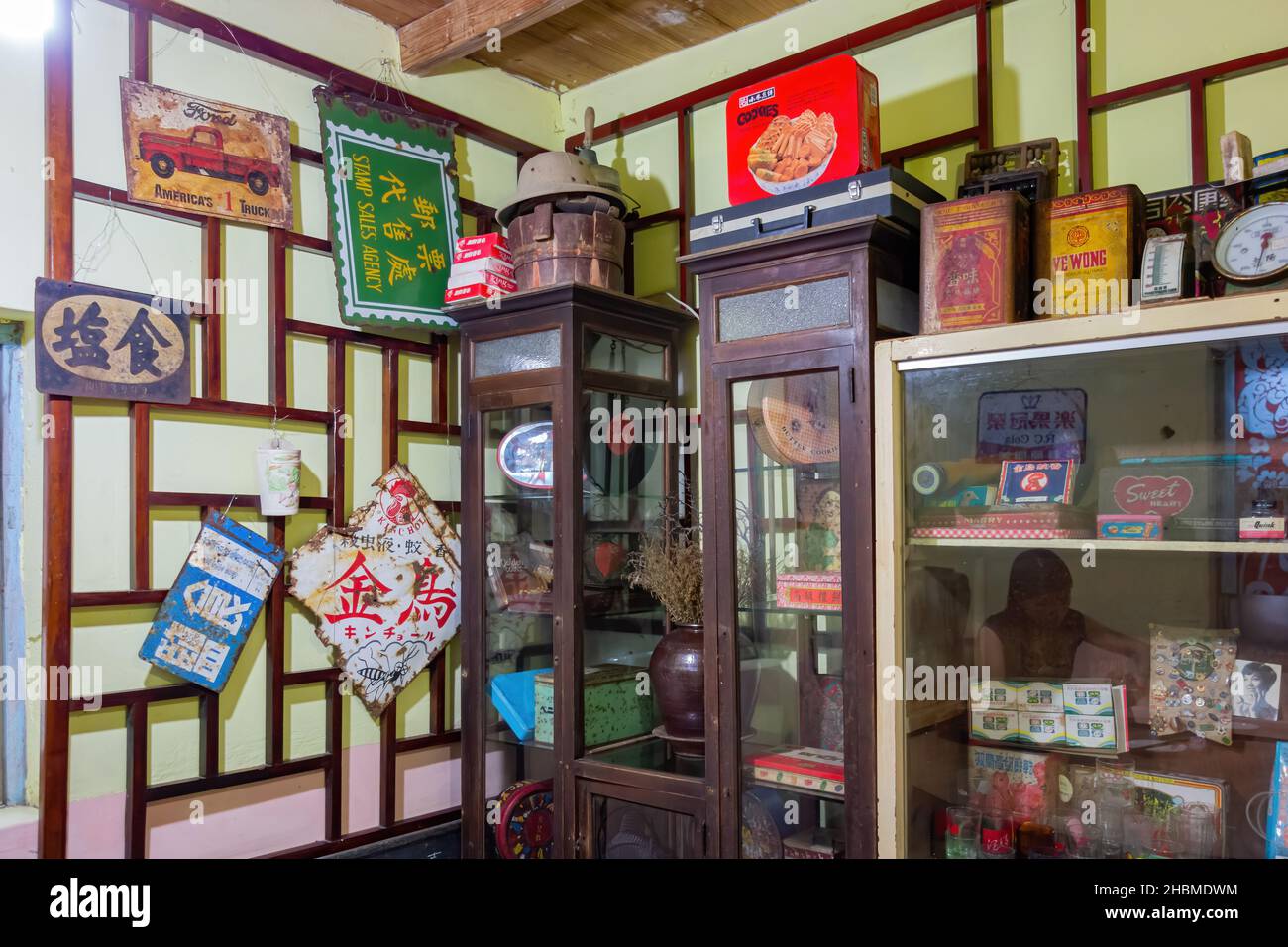 Chinese restaurant interior historical hi-res stock photography and ...