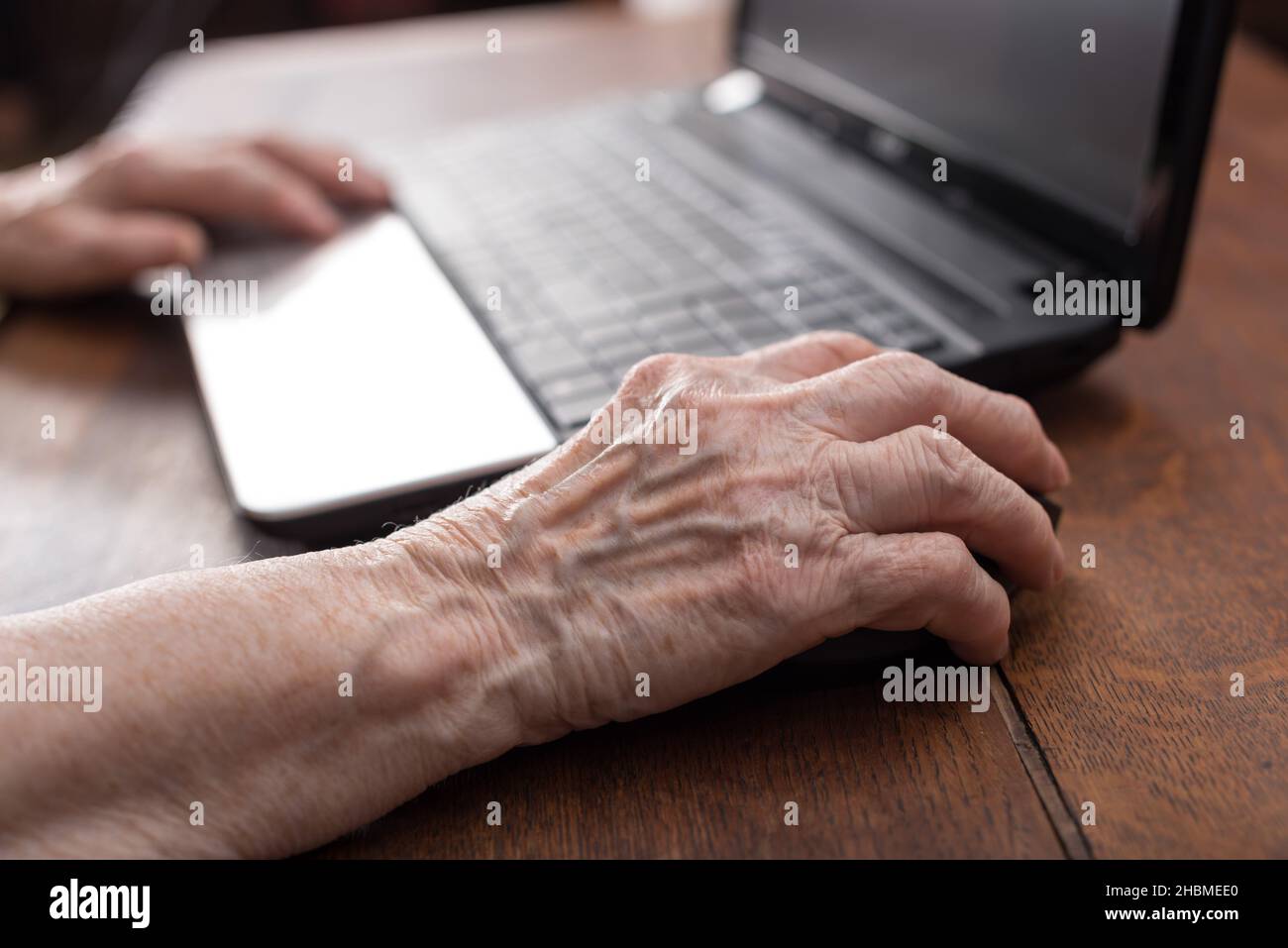 Old woman hand using the mouse of a computer Stock Photo - Alamy