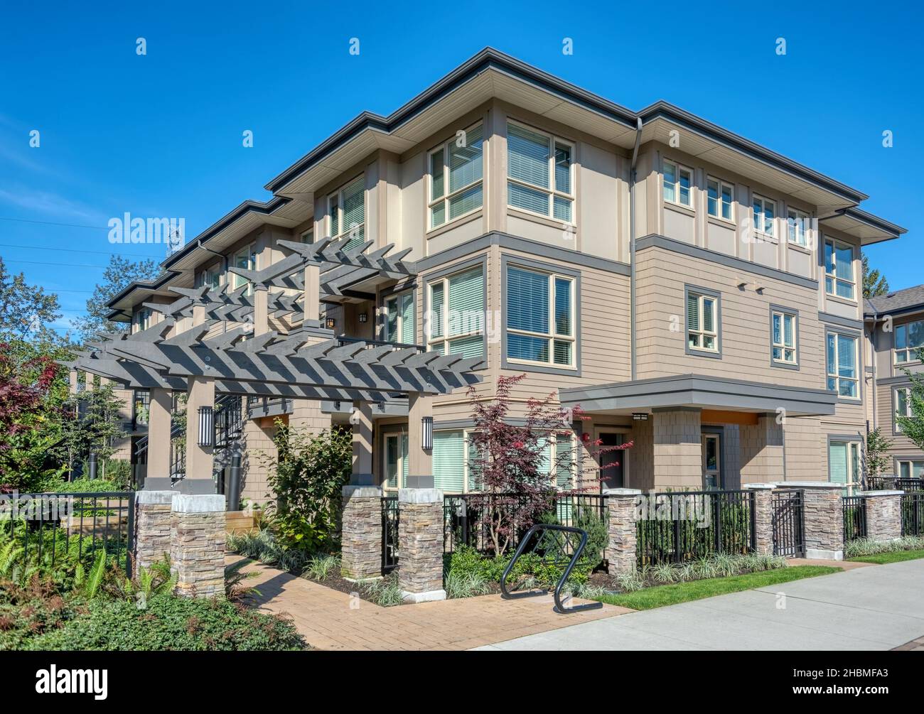 Attached building hi-res stock photography and images - Alamy