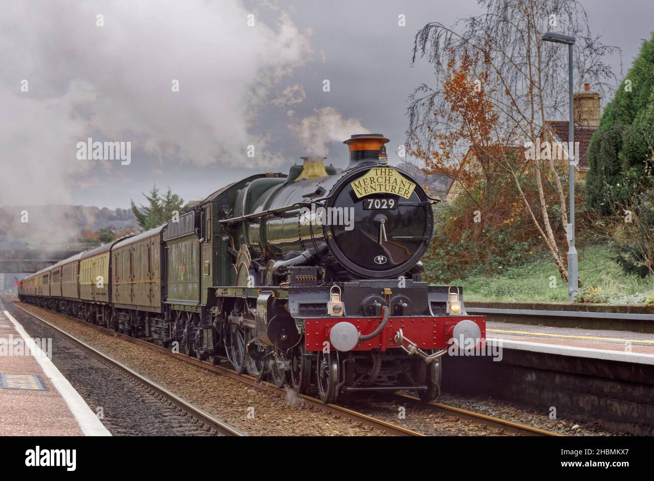 Clun Castle steam train Stock Photo - Alamy