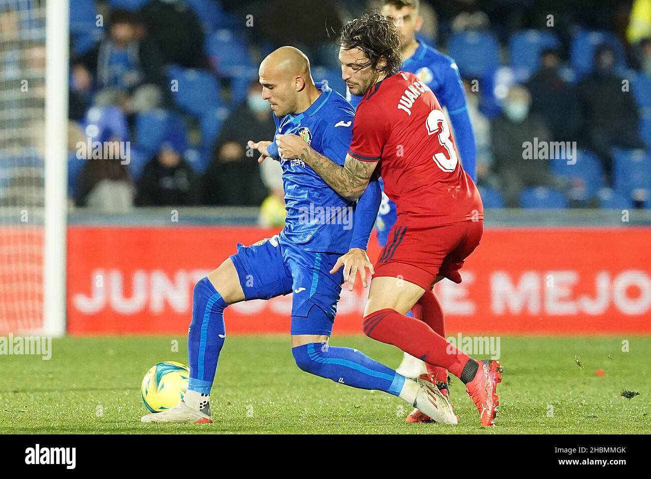 Getafe CF's Sandro Ramirez (l) and Club Atletico Osasuna's Juan Cruz ...