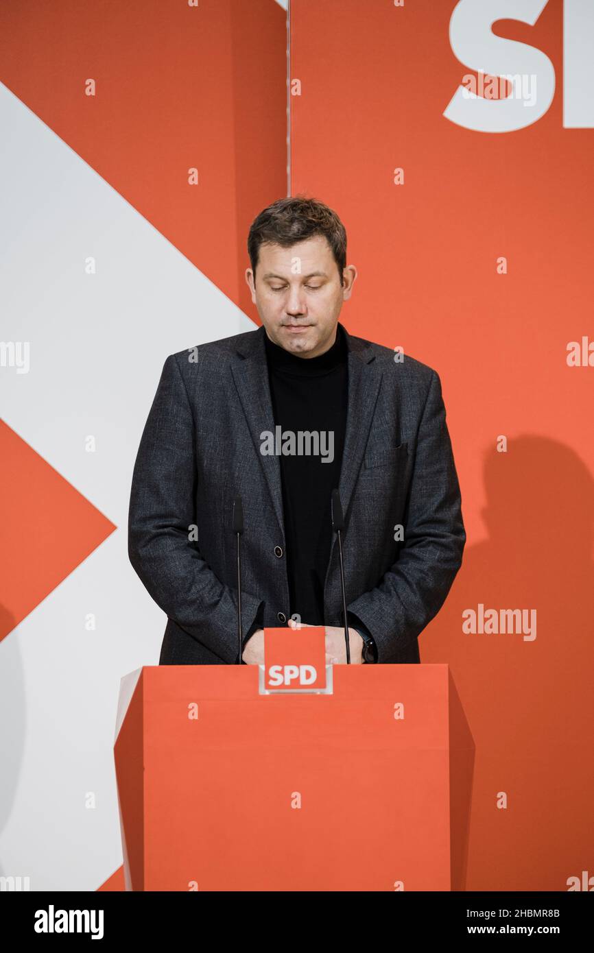 Berlin, Germany. 20th Dec, 2021. LARS KLINGBEIL at the press conference ...