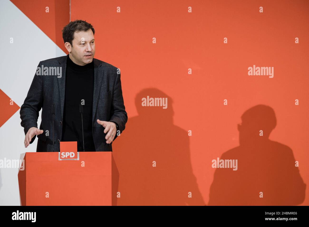 Berlin, Germany. 20th Dec, 2021. LARS KLINGBEIL at the press conference ...