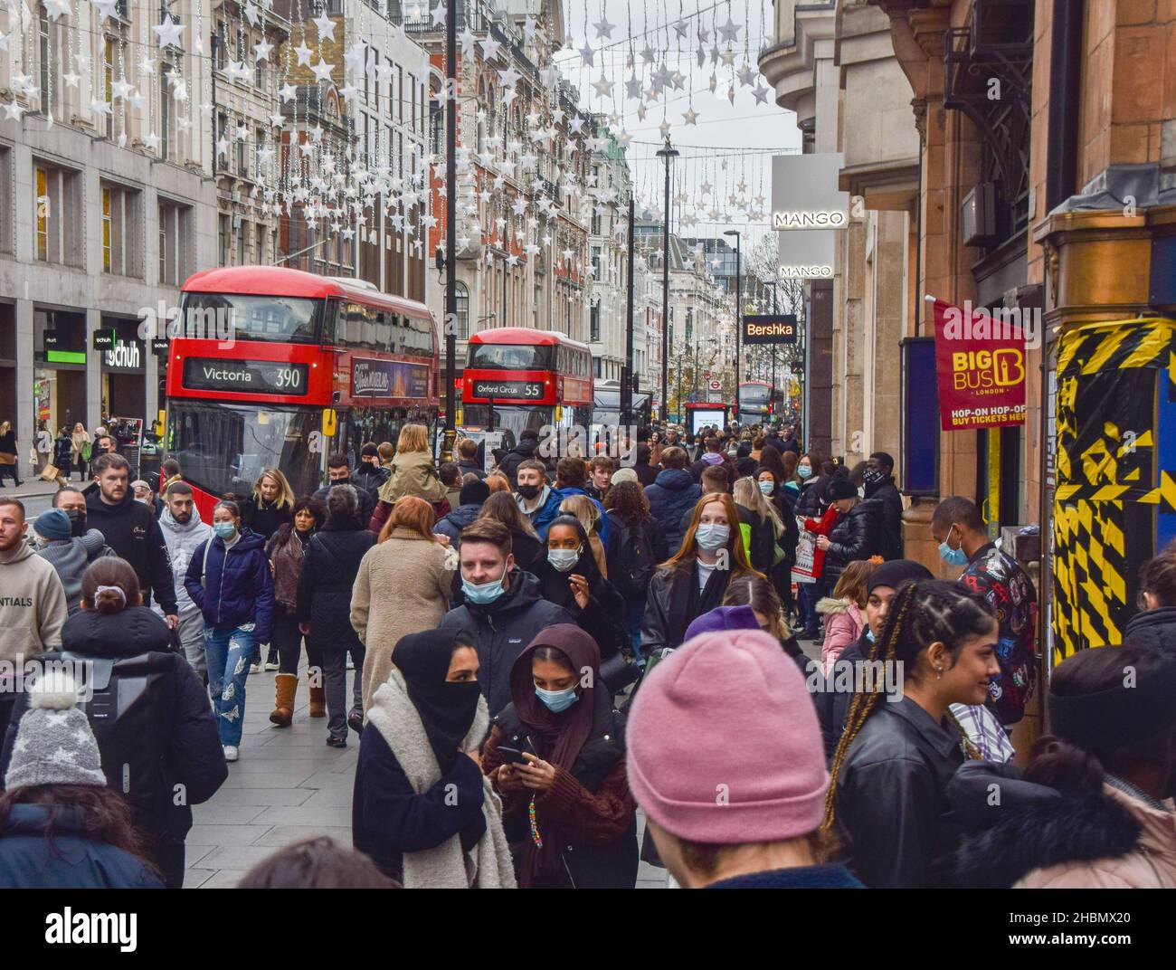 London, UK. 20th December 2021. Crowded Oxford Street on a busy day as ...