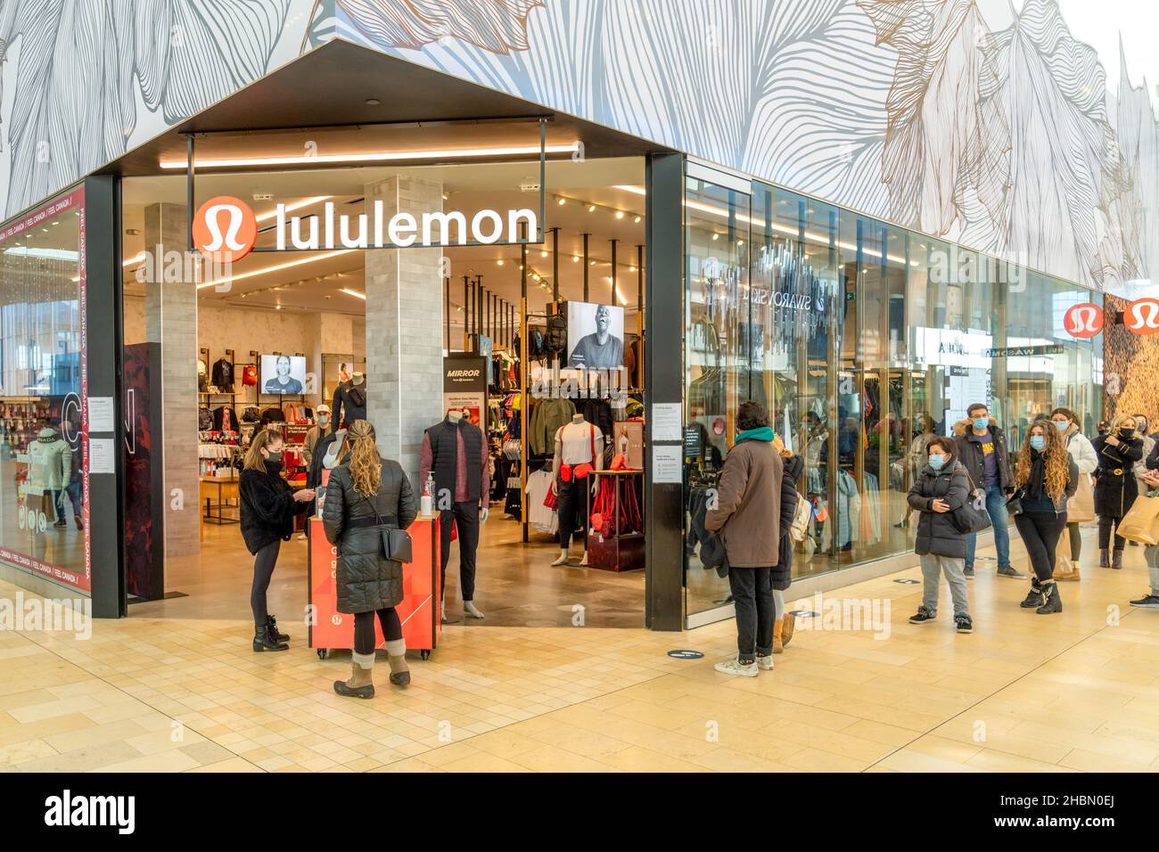 Line at store entrance hi-res stock photography and images - Alamy