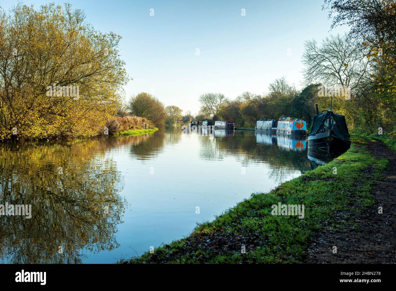 canal river day view in stoke bruerne england uk Stock Photo - Alamy
