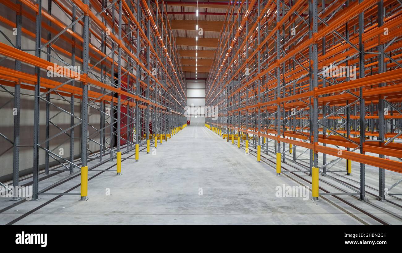 Empty warehouse shelves hi-res stock photography and images - Alamy