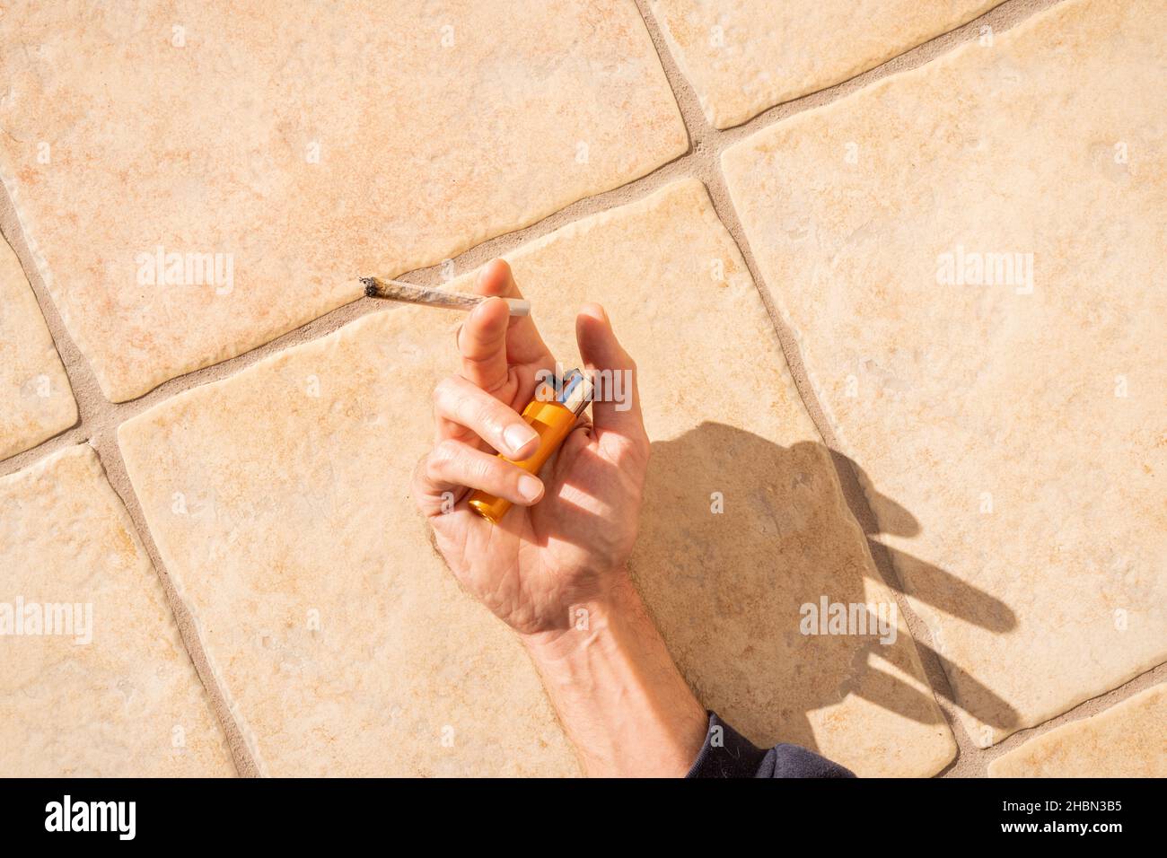 Snap cigarette hi-res stock photography and images - Alamy