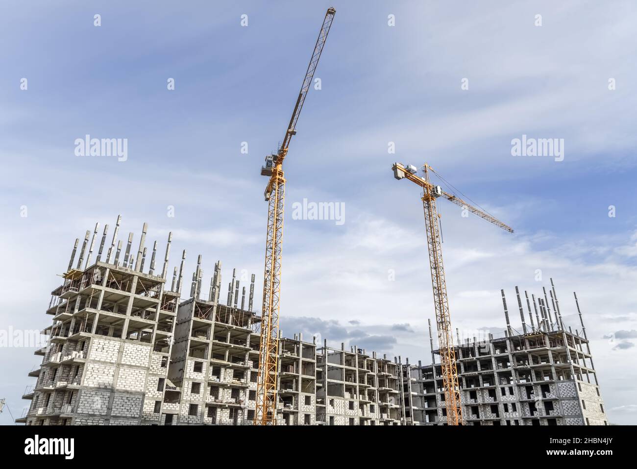 Construction of high-rise building and lifting crane Stock Photo - Alamy