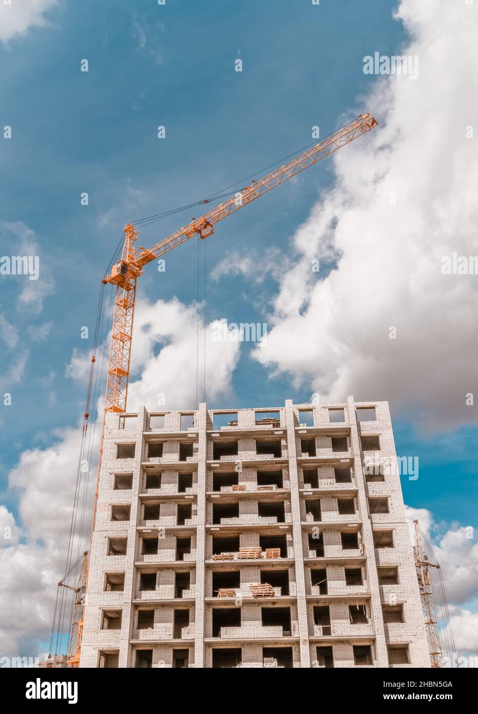 Crane and building site Stock Photo - Alamy