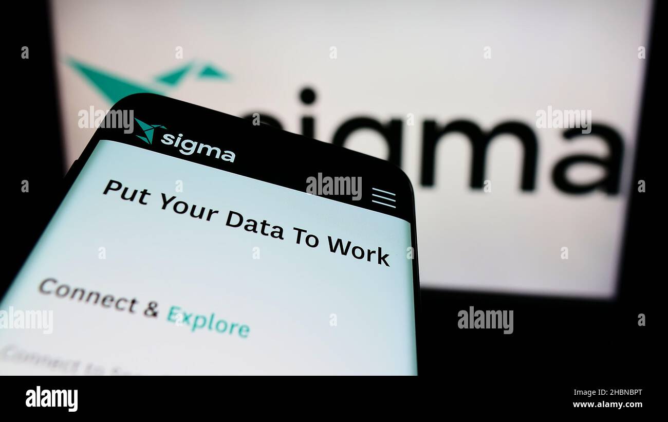 Mobile phone with webpage of US cloud analytics company Sigma Computing ...