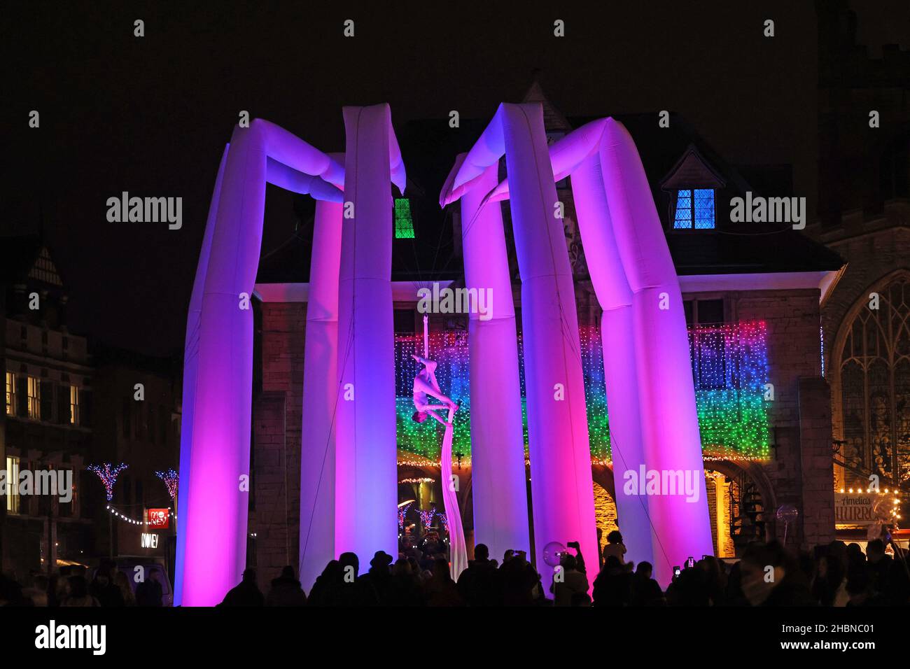 Peterborough, UK. 18th Dec, 2021. Amy Panter shows off her aerialist ...