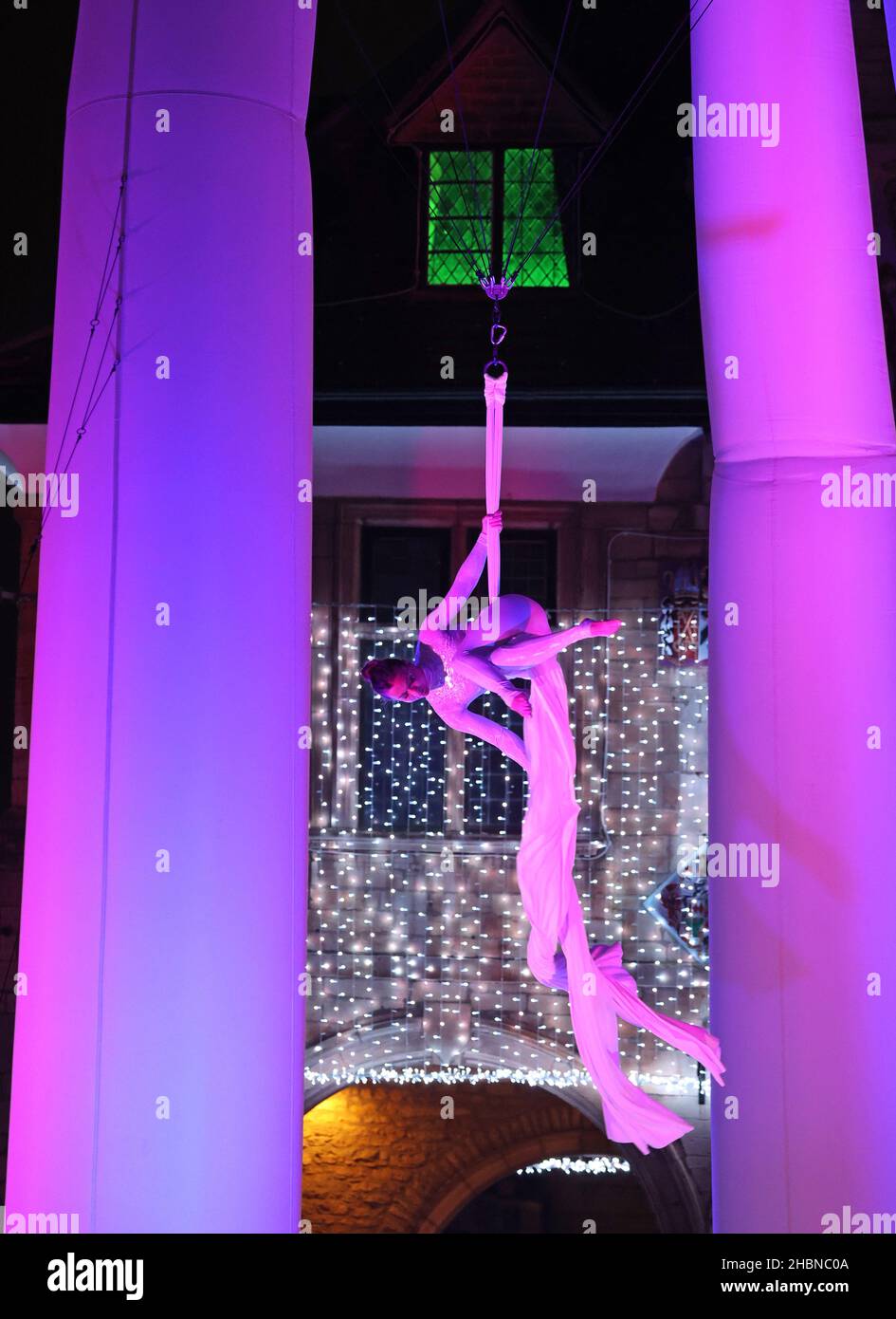 Peterborough, UK. 18th Dec, 2021. Amy Panter shows off her aerialist ...