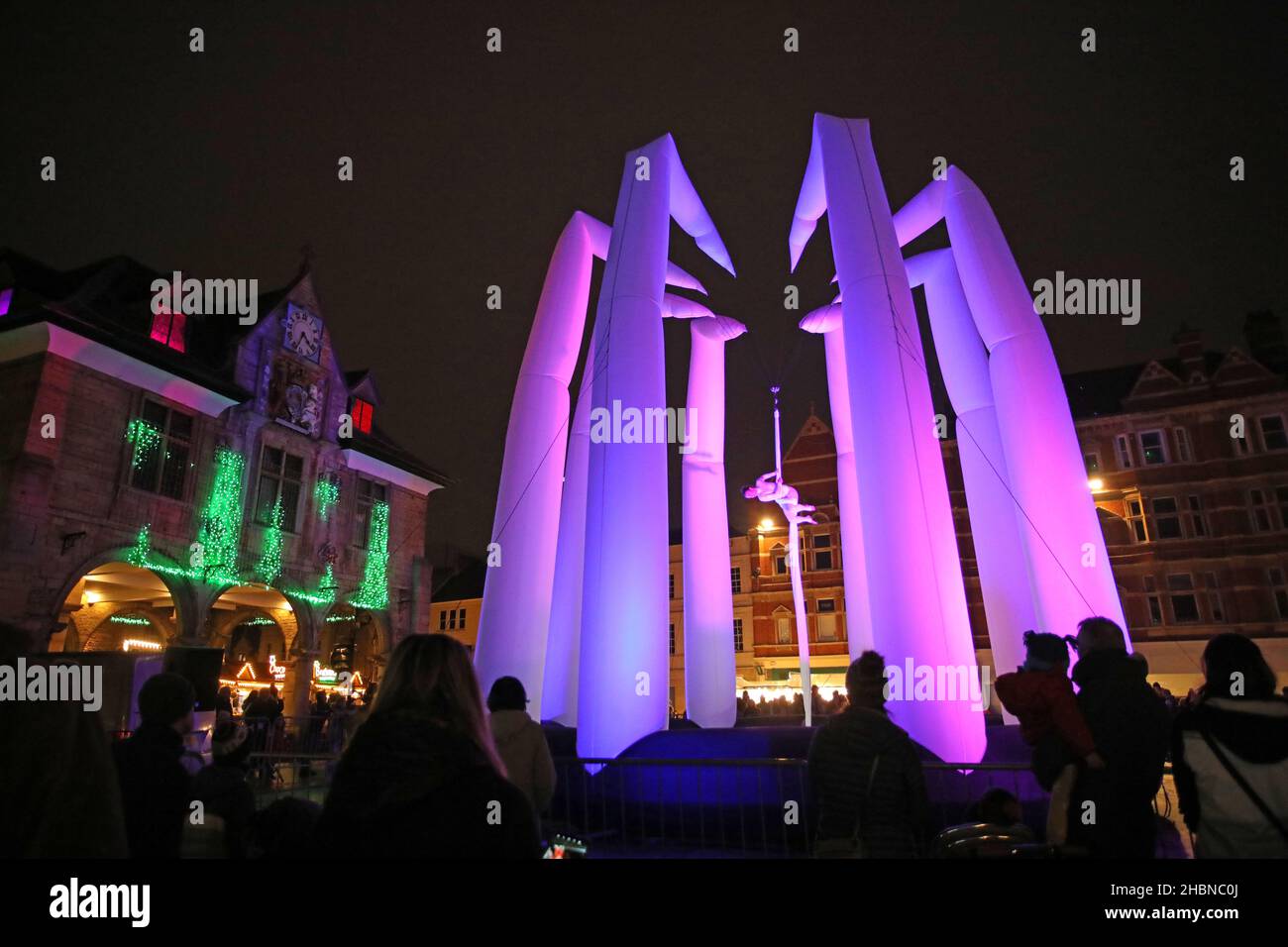 Peterborough, UK. 18th Dec, 2021. Amy Panter shows off her aerialist ...