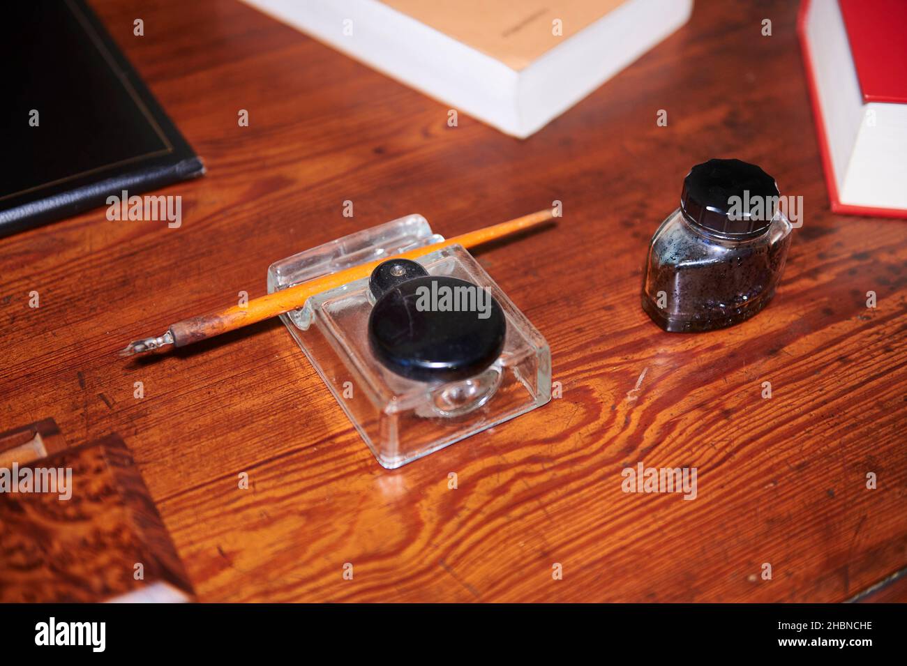Ancient quill pen and ink bottle on the desktop Stock Photo - Alamy