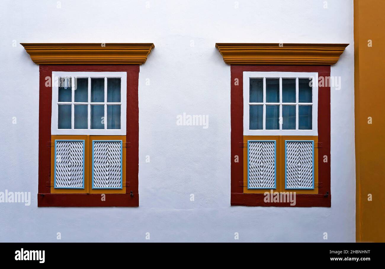 Colonial windows hi-res stock photography and images - Alamy