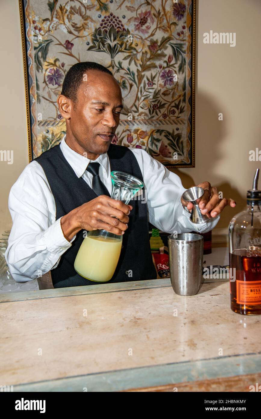 Pouring liquid glass filled ice hi-res stock photography and images - Alamy