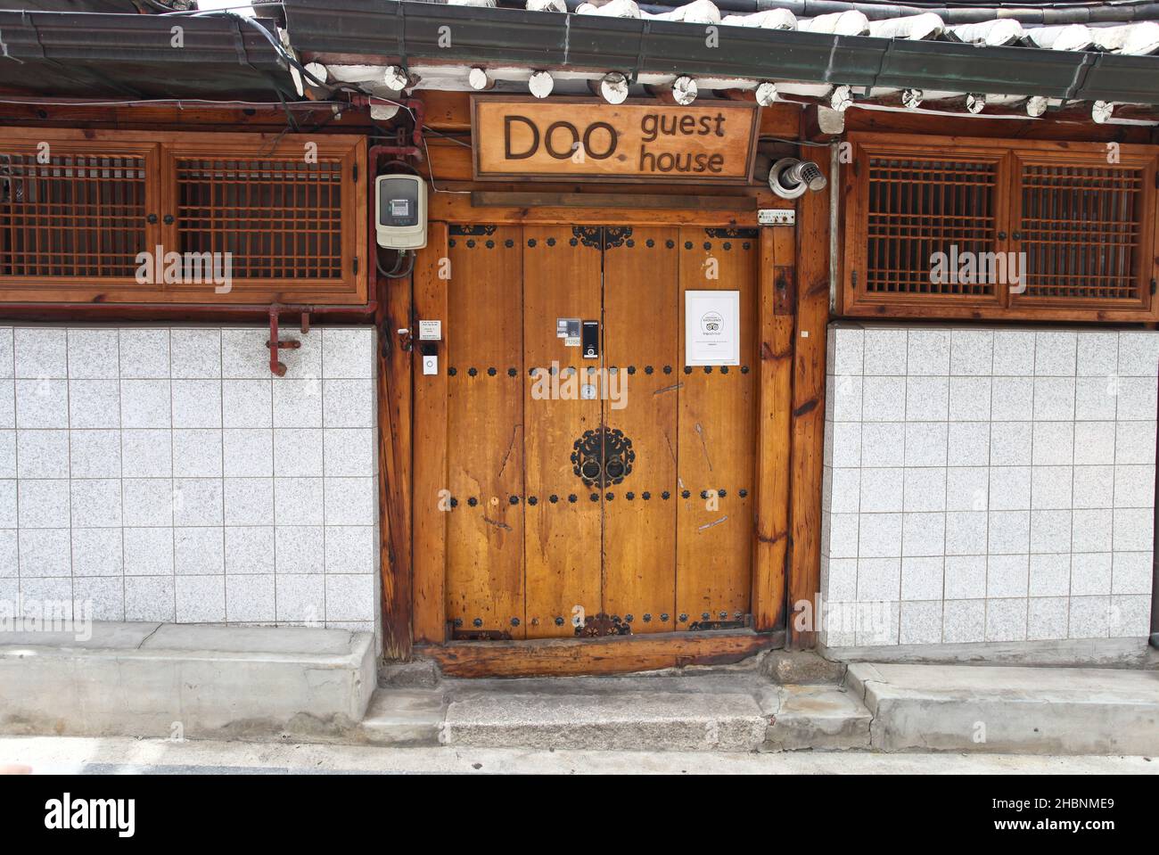Small shops and buildings in Jongno-gu, Seoul, South Korea Stock Photo ...