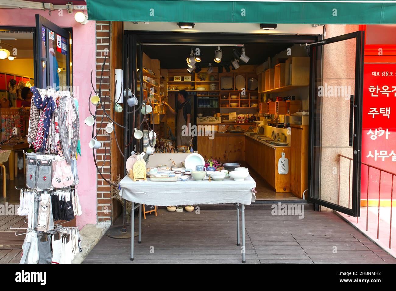 Small shops and buildings in Jongno-gu, Seoul, South Korea Stock Photo - Alamy