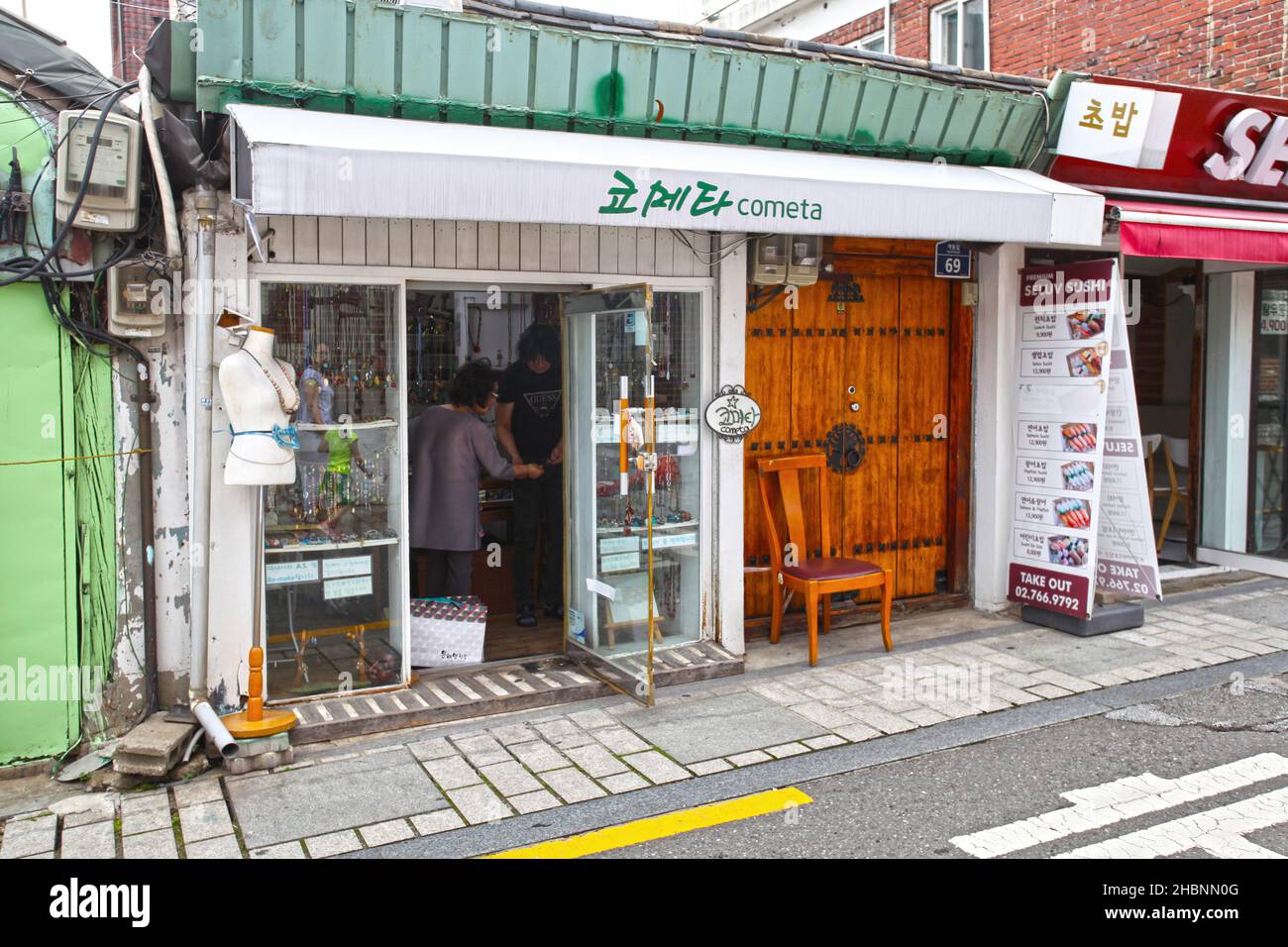 Small shops and buildings in Jongno-gu, Seoul, South Korea Stock Photo ...