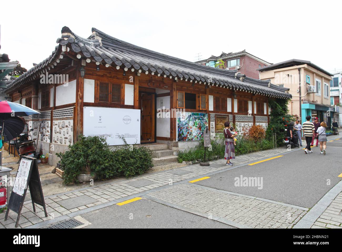 Small shops and buildings in Jongno-gu, Seoul, South Korea Stock Photo ...