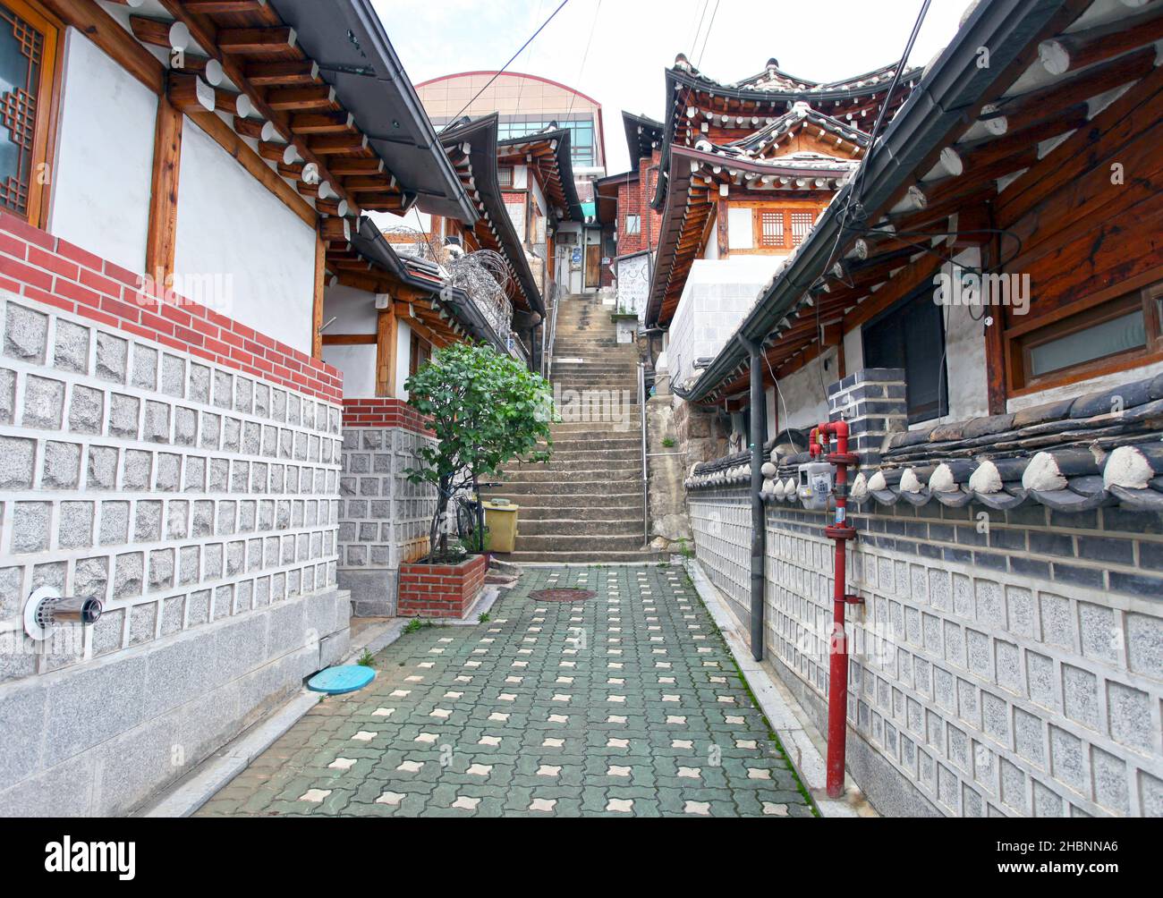 Small shops and buildings in Jongno-gu, Seoul, South Korea Stock Photo ...