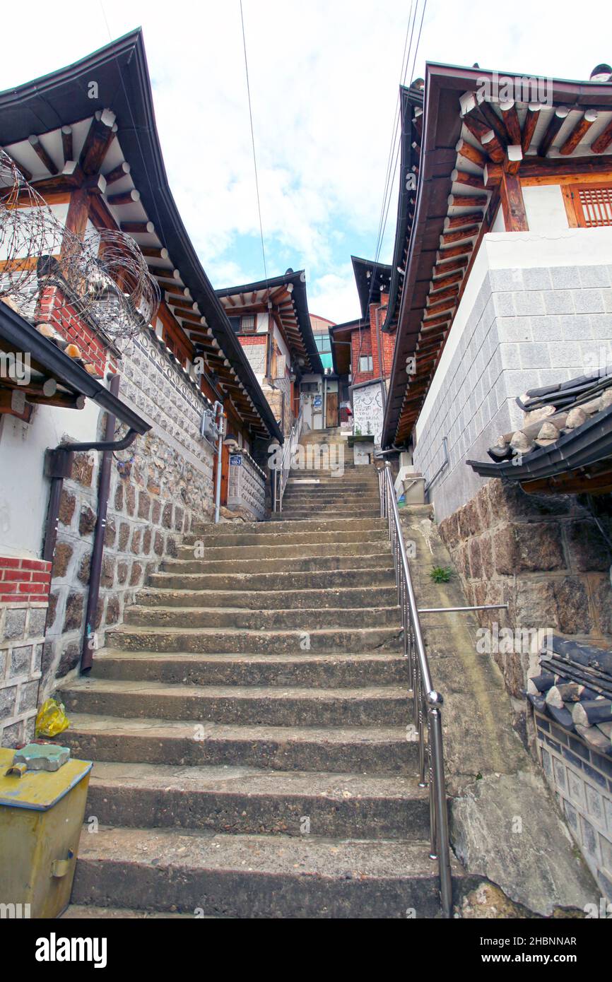 Small shops and buildings in Jongno-gu, Seoul, South Korea Stock Photo ...