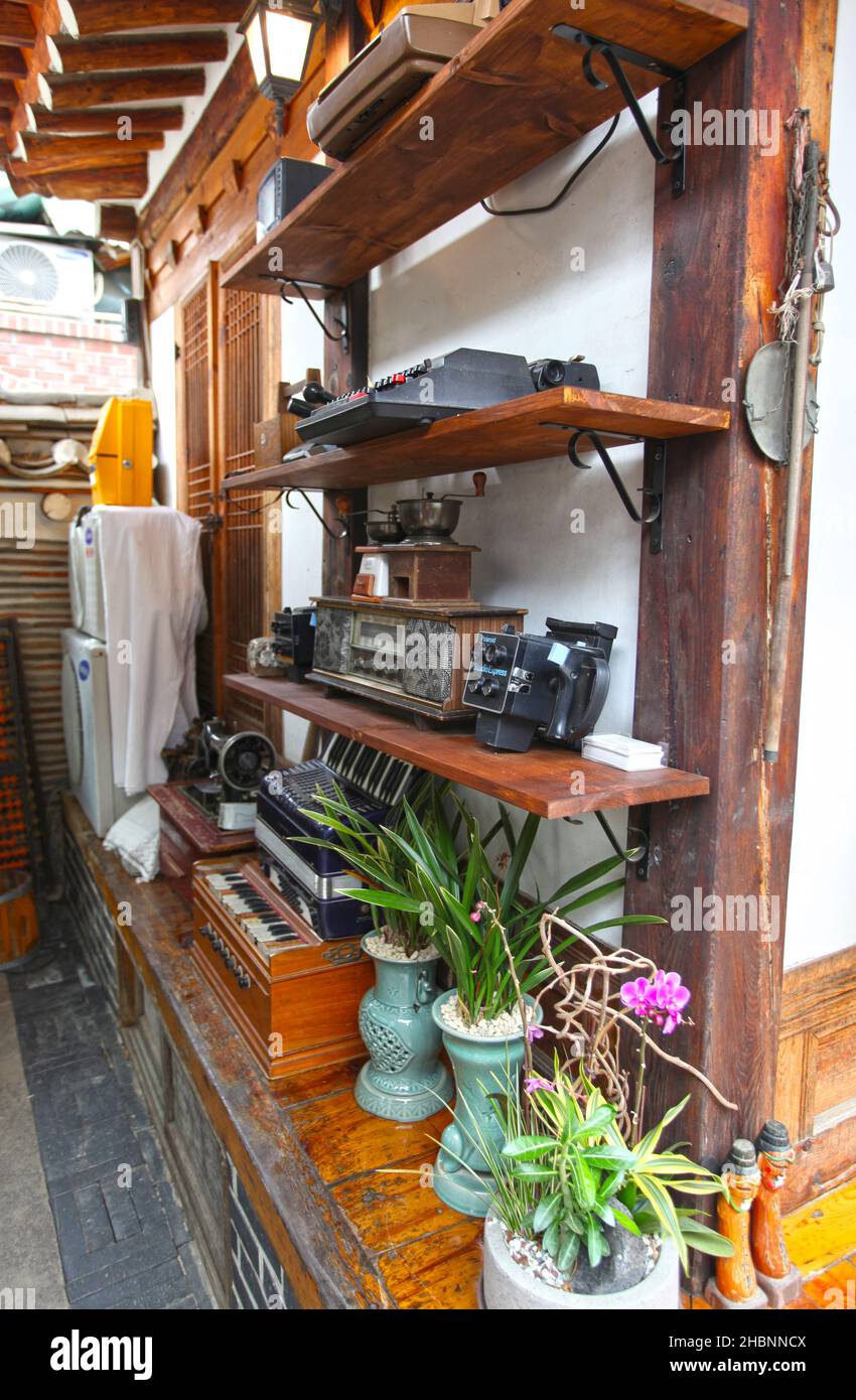 Small shops and buildings in Jongno-gu, Seoul, South Korea Stock Photo ...