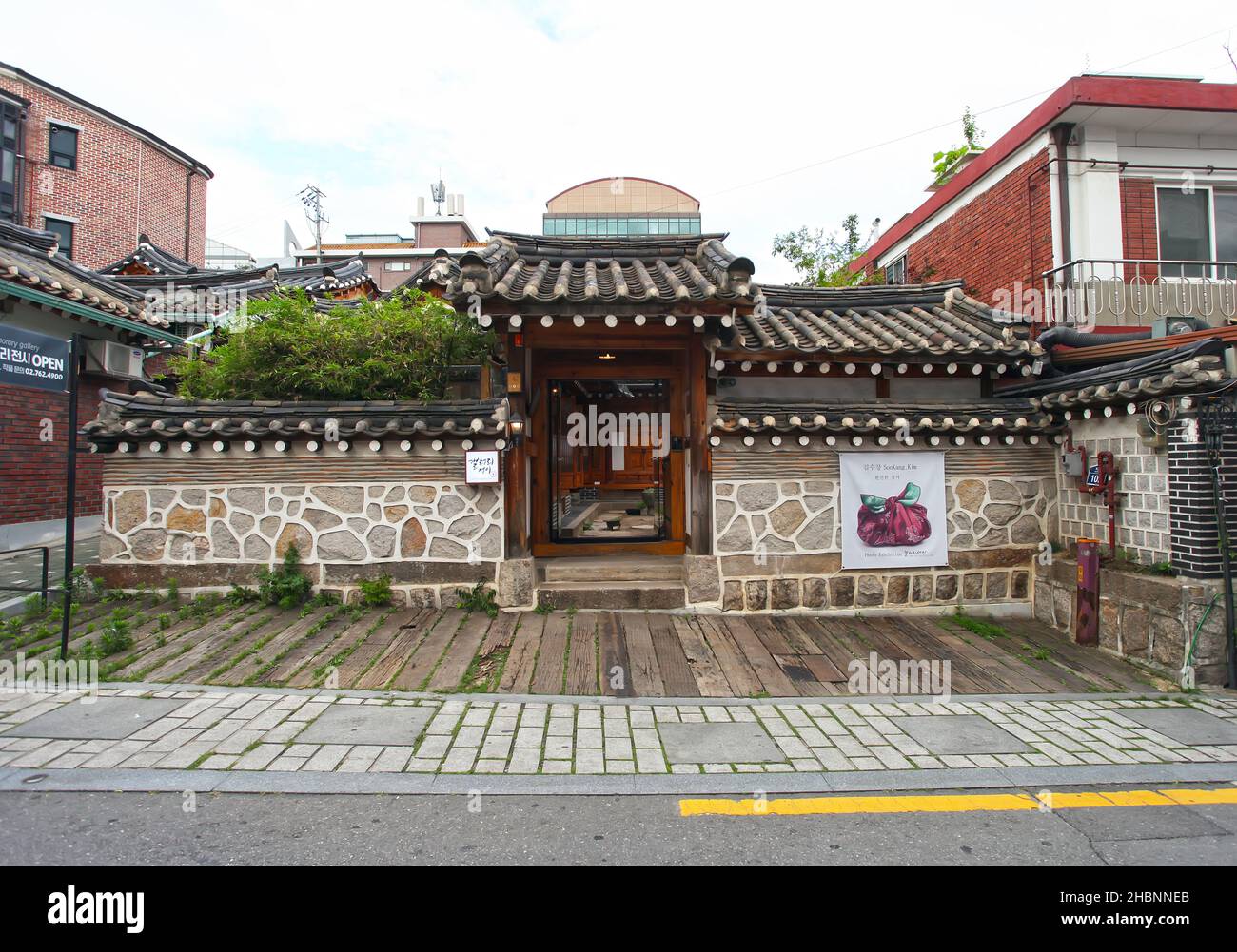 Small shops and buildings in Jongno-gu, Seoul, South Korea Stock Photo ...
