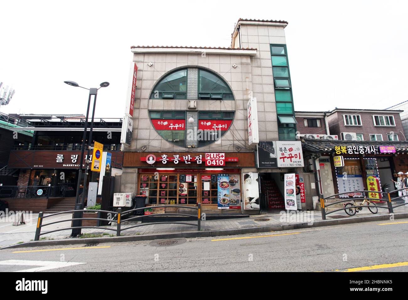 Small shops and buildings in Jongno-gu, Seoul, South Korea Stock Photo ...