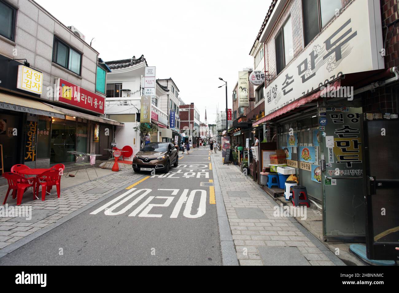 Small shops and buildings in Jongno-gu, Seoul, South Korea Stock Photo ...