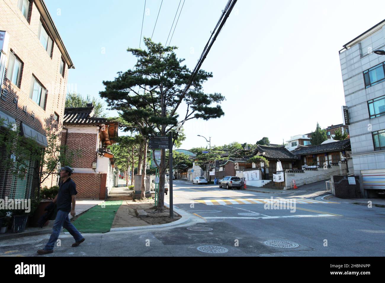 Small shops and buildings in Jongno-gu, Seoul, South Korea Stock Photo ...