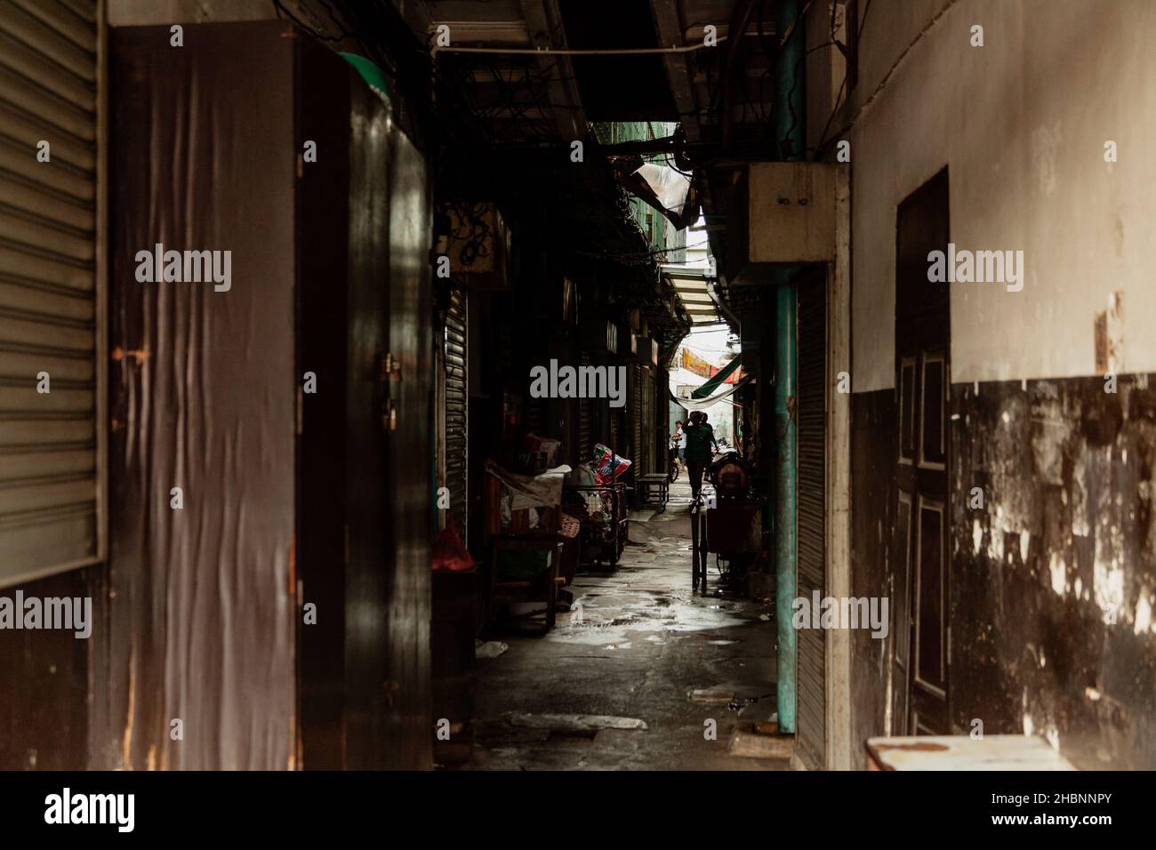 Narrow dark lane between buildings, Bangkok, Thailand Stock Photo - Alamy