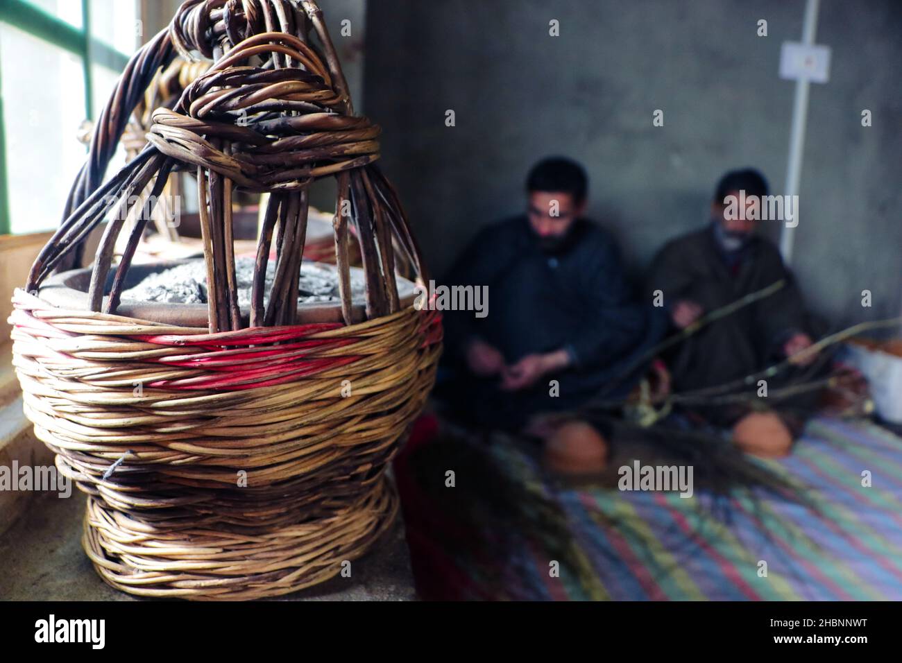 Pulwama, Jammu and Kashmir, India. 20th Dec, 2021. Kashmiri artisans ...