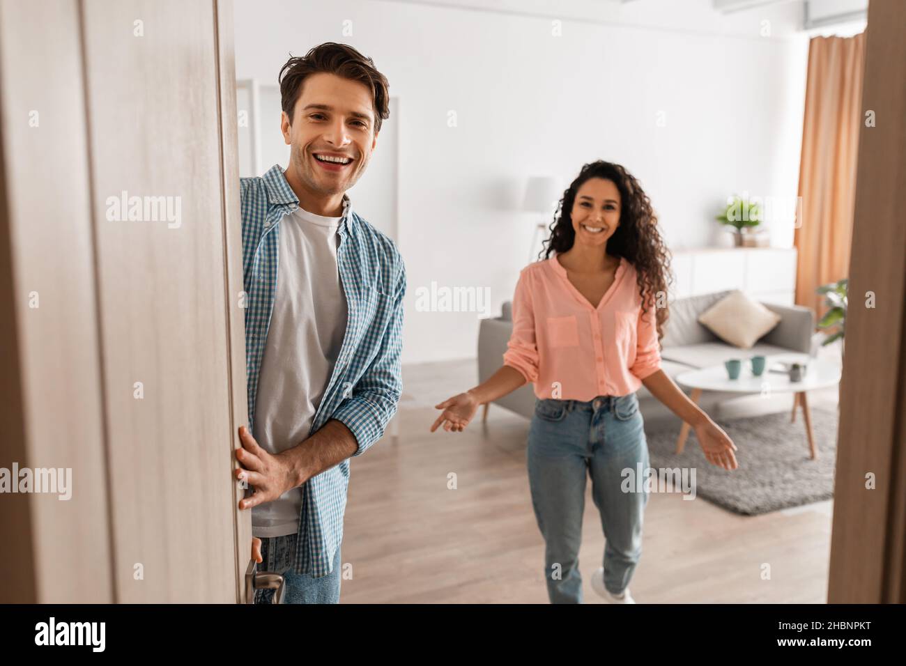 Family entering building hi-res stock photography and images - Alamy