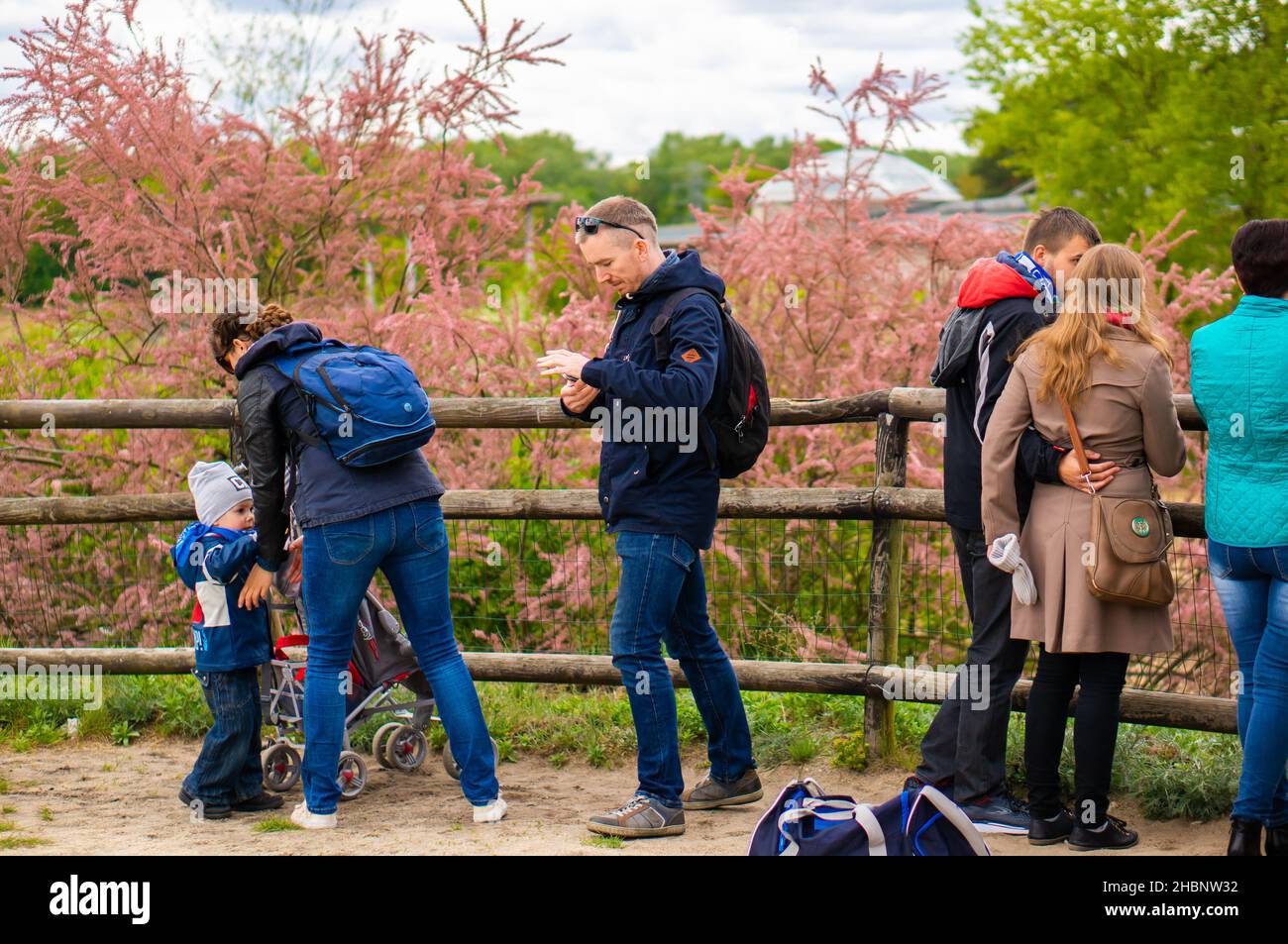 Group of people standing behind fence hi-res stock photography and ...