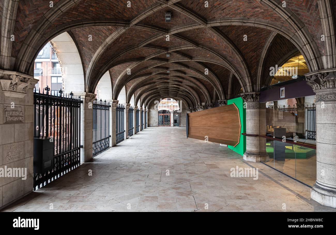 Arched hallway hi-res stock photography and images - Alamy