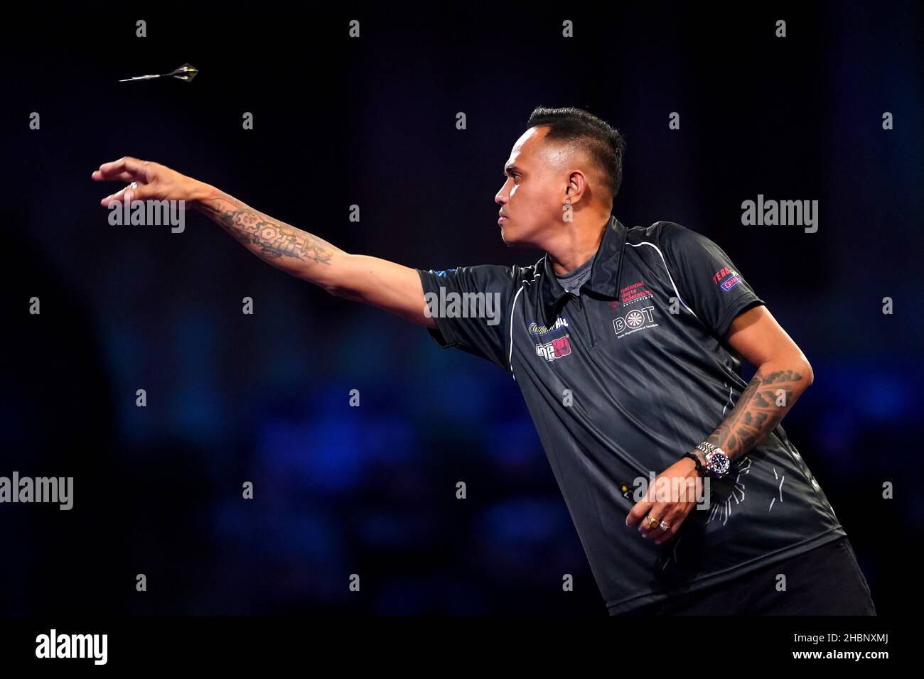 Lourence Ilagan in action against Raymond van Barneveld during day six ...