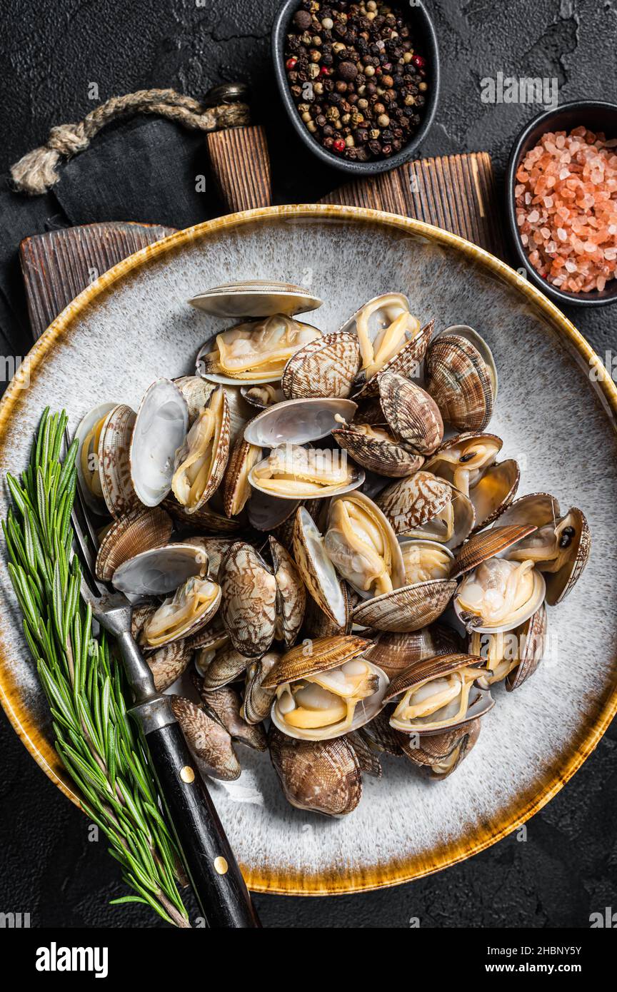Steamed cooked shells clams hi-res stock photography and images - Alamy